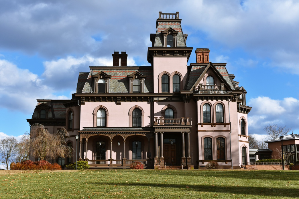 Photos of fictional haunted houses you’d maybe live in