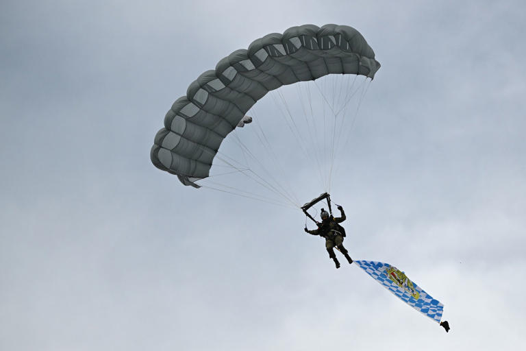 German defence minister aims for cohesion between armed forces, public