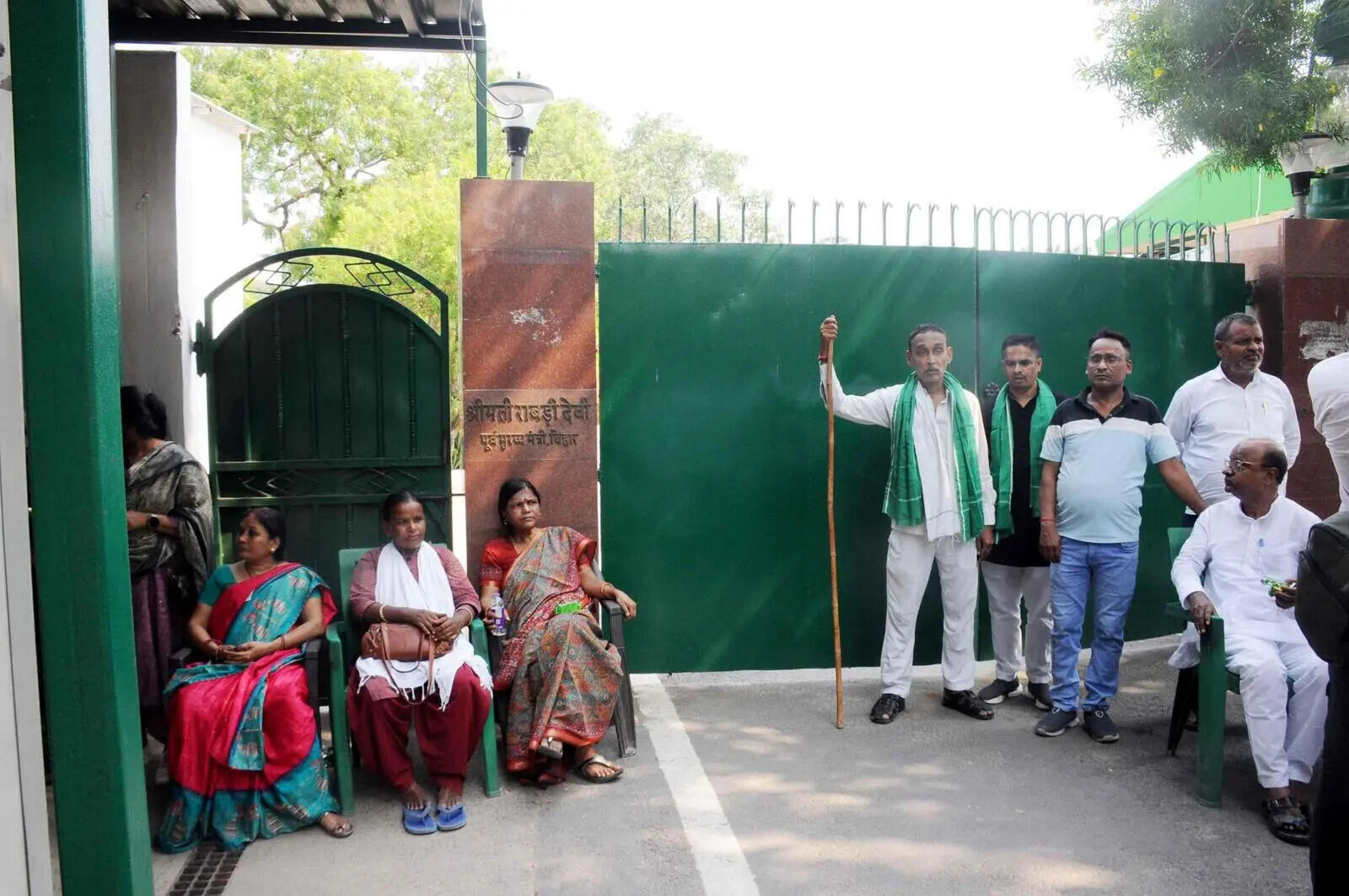 Lalu family returns security personnel, RJD workers with sticks take charge