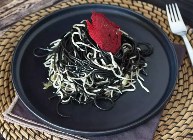 Svart spaghetti med vitlök och gulas. pasta al nero di seppia
