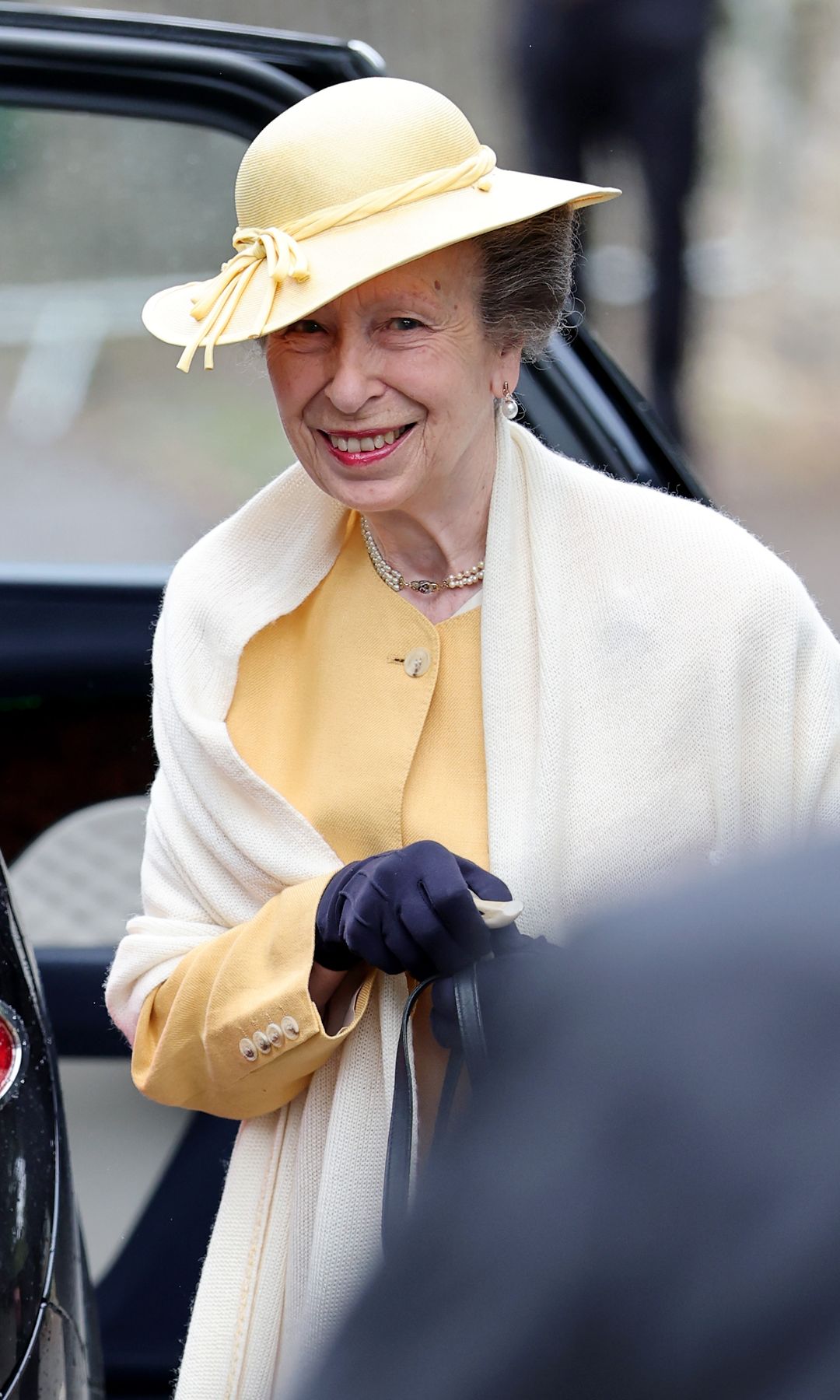 El inusual look de madrina de la princesa Ana en la boda de su hijo ...