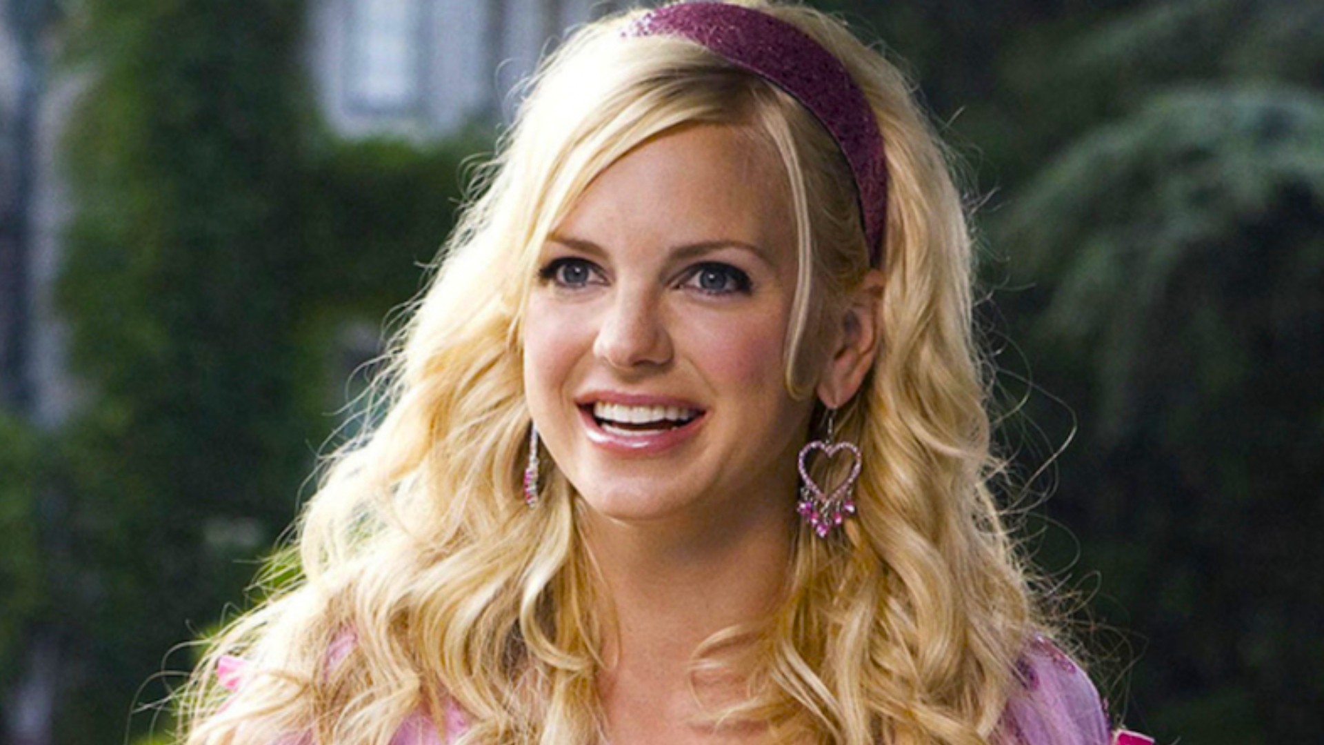 Op 49-jarige leeftijd trekt Anna Faris de aandacht in een sculpturale jurk