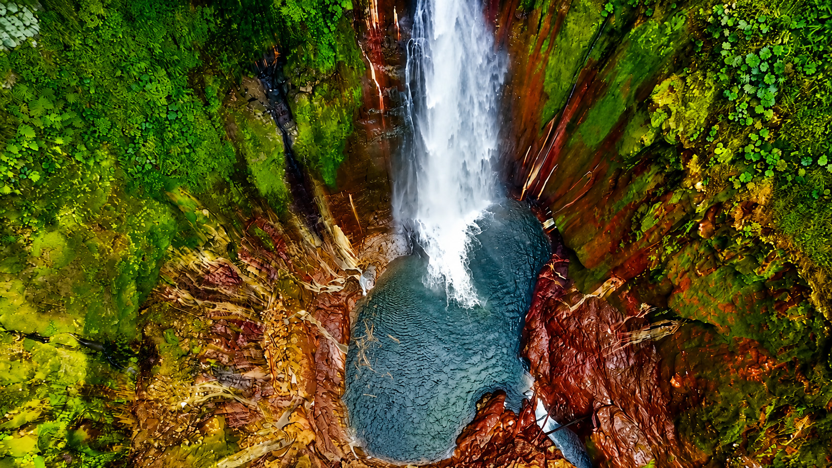 Una cascada escondida en Costa Rica que cae en un cráter volcánico