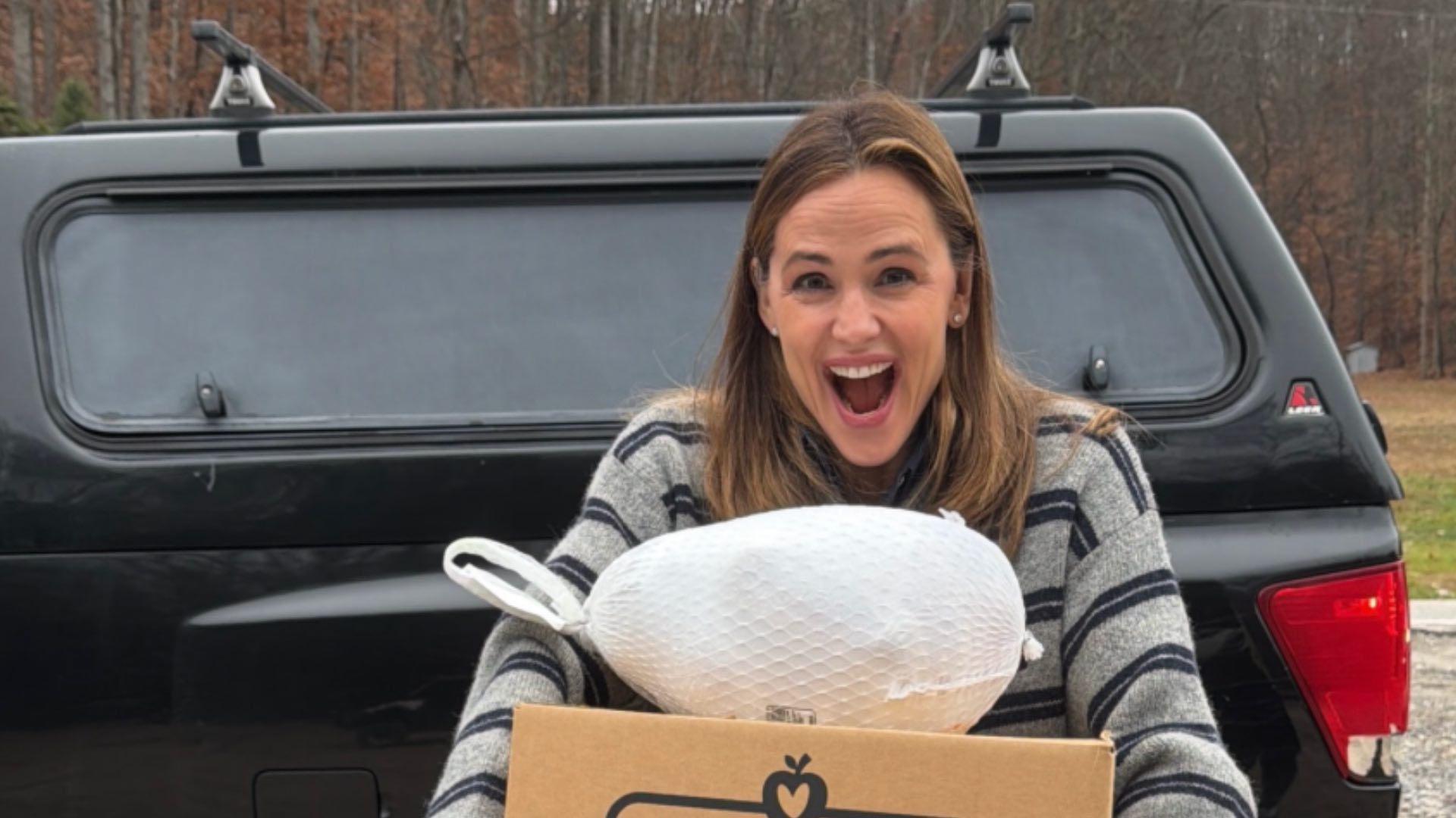 Braços atléticos: Jennifer Garner brilha em um vestido laranja com recortes