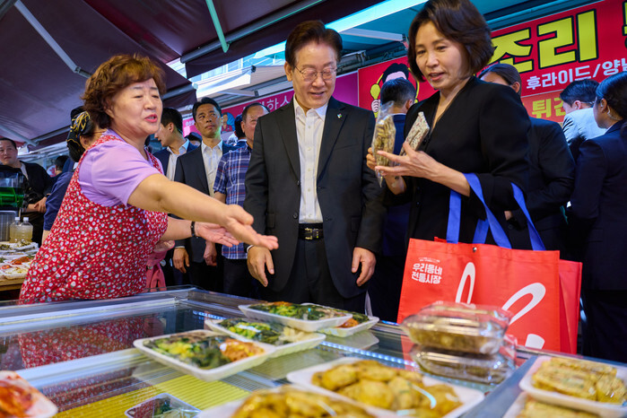 Lee visits local market