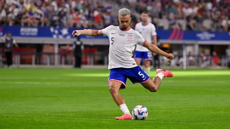 Antonee Robinson scores scorching volley from outside 18-yard box for ...