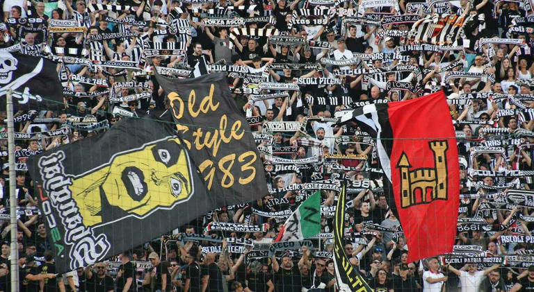 Ascoli-Brescia: nella curva vietata ai tifosi ospiti i baby calciatori ...