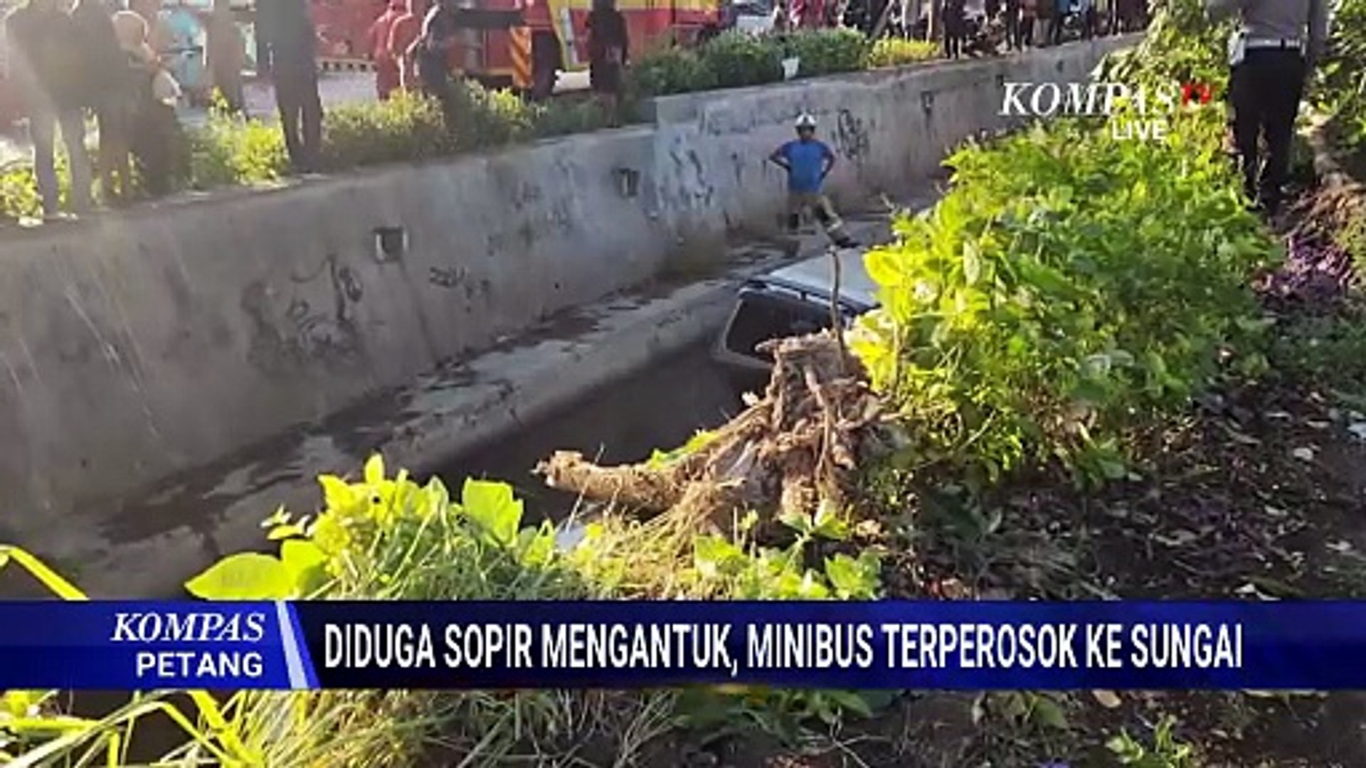 Minibus terperosok ke parit di Jalan Ahmad Yani Surabaya, diduga sopir ...