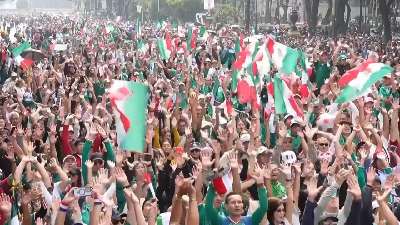 Mexican soccer fans join together to try for largest human wave