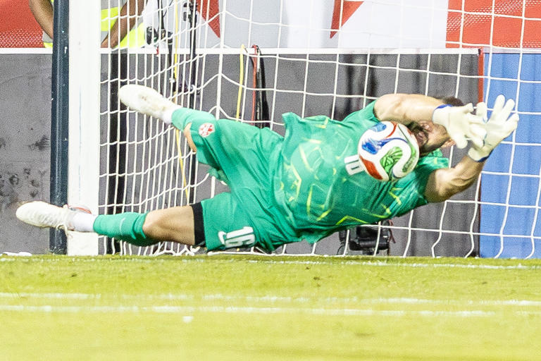 Move aside Jakub Dobes, Montreal has another star goalie: Maxime Crépeau