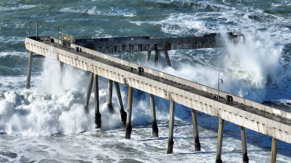 Massive waves annihilate iconic 1,000ft Northern California pier (video)