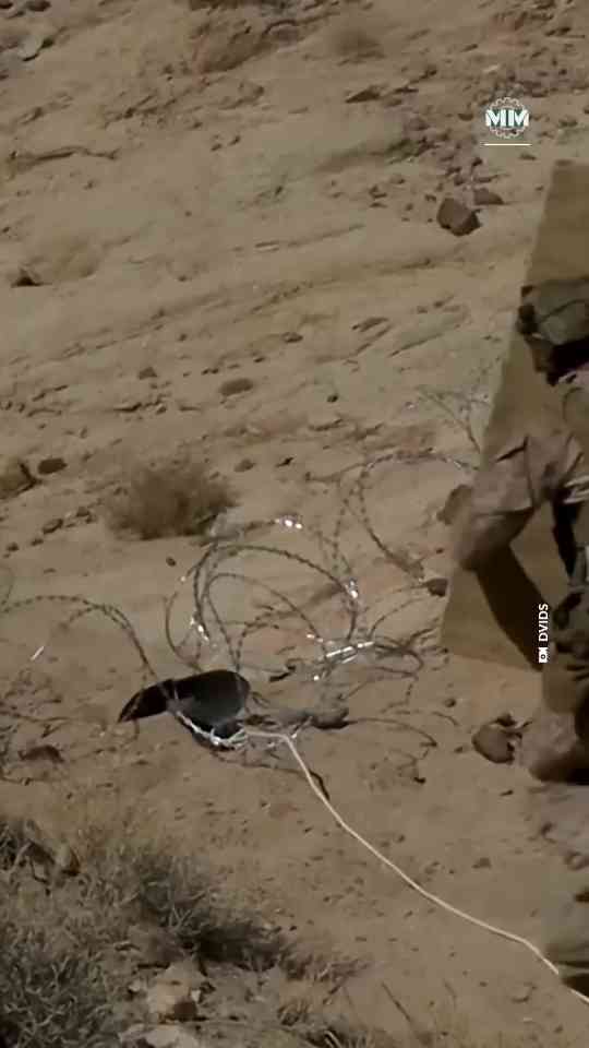 How marines defeat razor wire obstacles