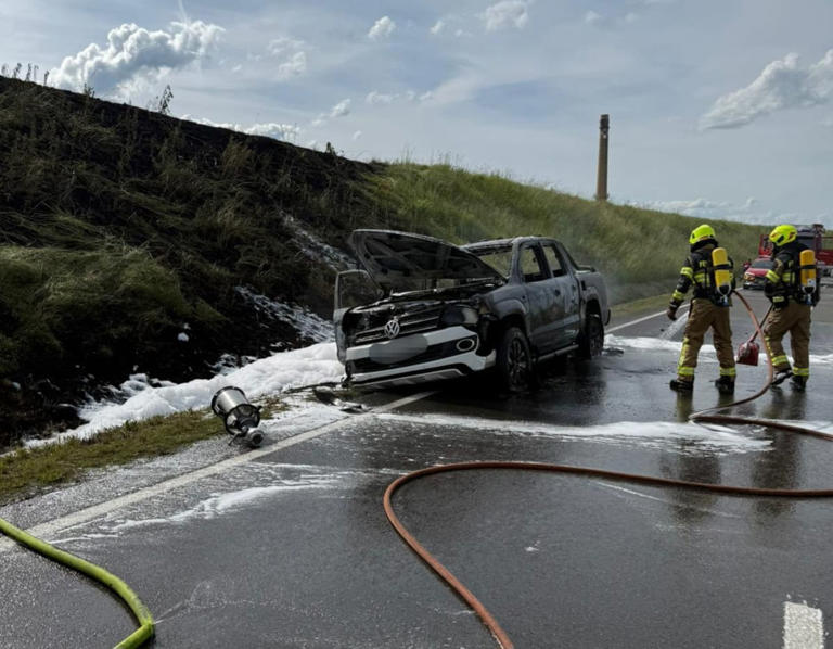 Feuerwehreinsatz an der A72: Brennender Pkw blockiert die Zufahrt ...