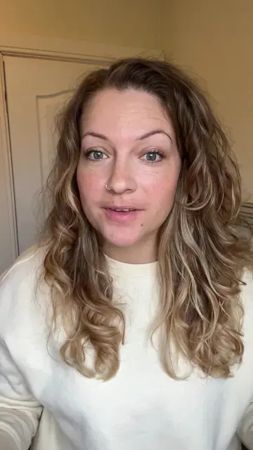 Full curl refresh for frizzy hair before a night out