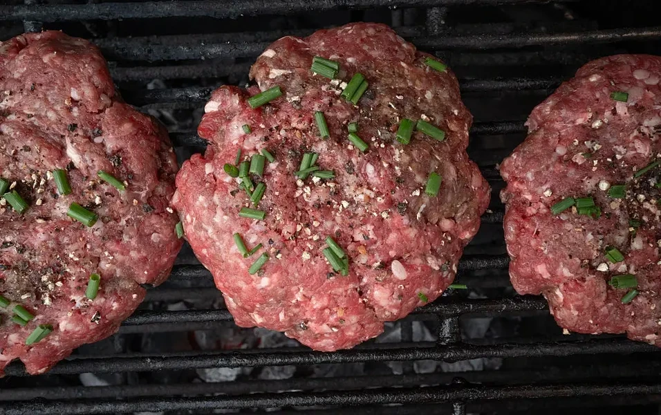 Dietitians say lean burgers beat hot dogs for heart health
