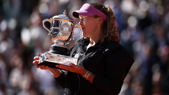 Mirra Andreeva dominates Maja Chwalinska to clinch French Open women's ...