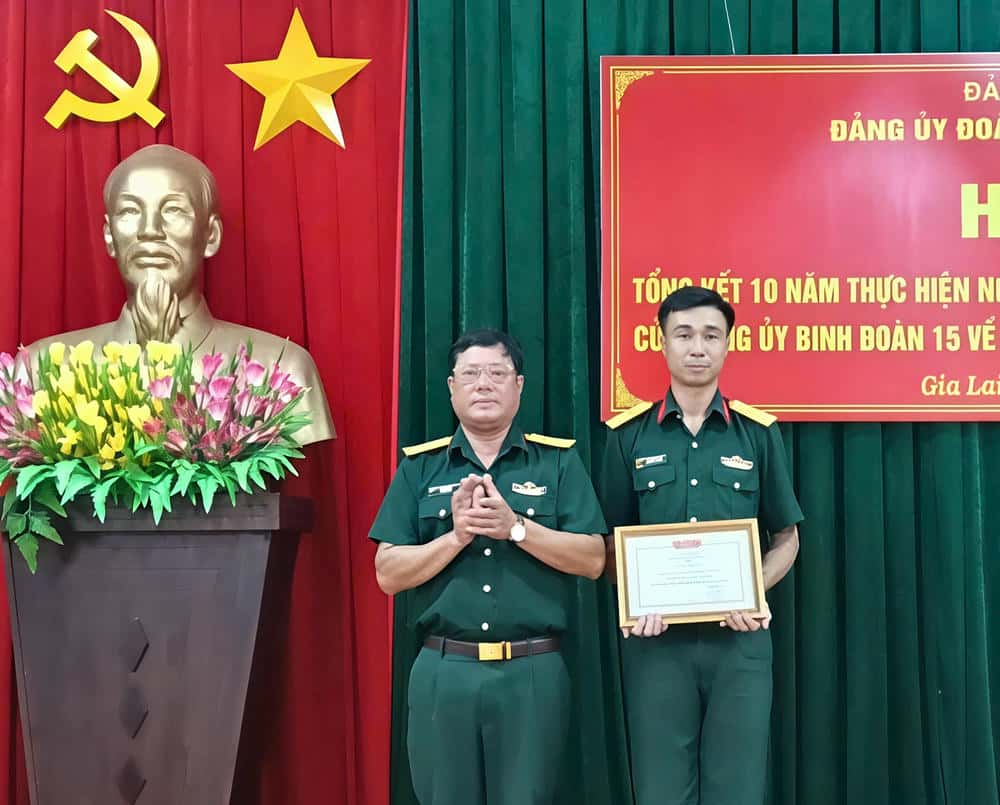 Khen thưởng thiếu tá quân đội nhảy xuống kênh cứu cháu bé đuối nước