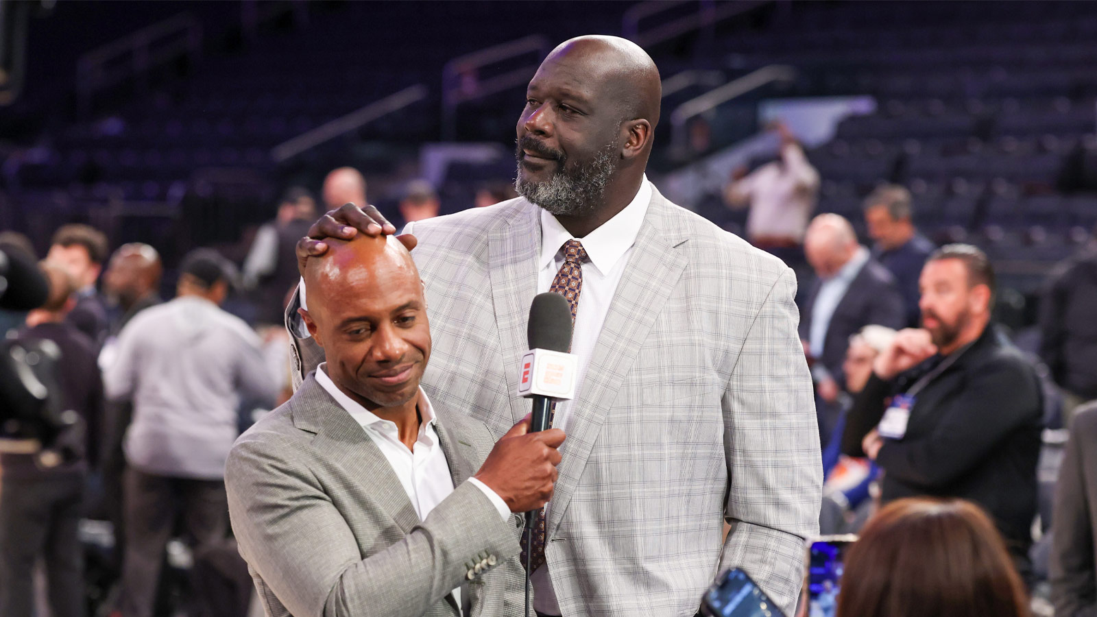 Shaq joins Spurs baseline bums during Game 2 of NBA Finals