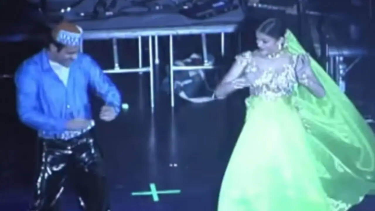 Aishwarya Rai, Akshaye Khanna's stage performance in Miami on 'Taal ...