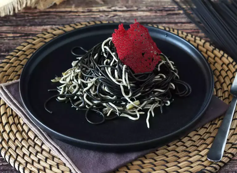 Svart spaghetti med vitlök och gulas. pasta al nero di seppia