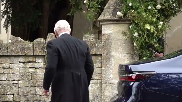 Fans cheer as King, Queen, William and Kate arrive for royal wedding