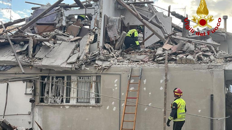 Palazzina crolla dopo l'esplosione: un morto, si cerca una donna di 91 ...