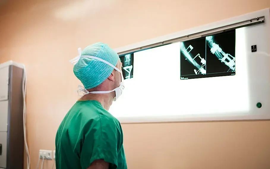 Surgeons warn of NHS strain from overseas leg-lengthening