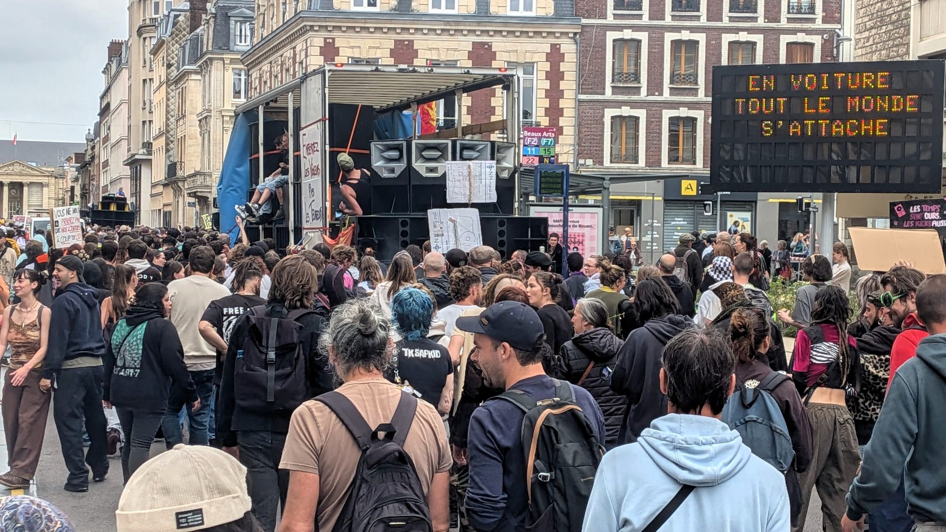 Sound-systems et danseurs dans les rues de Rouen un samedi après-midi ...
