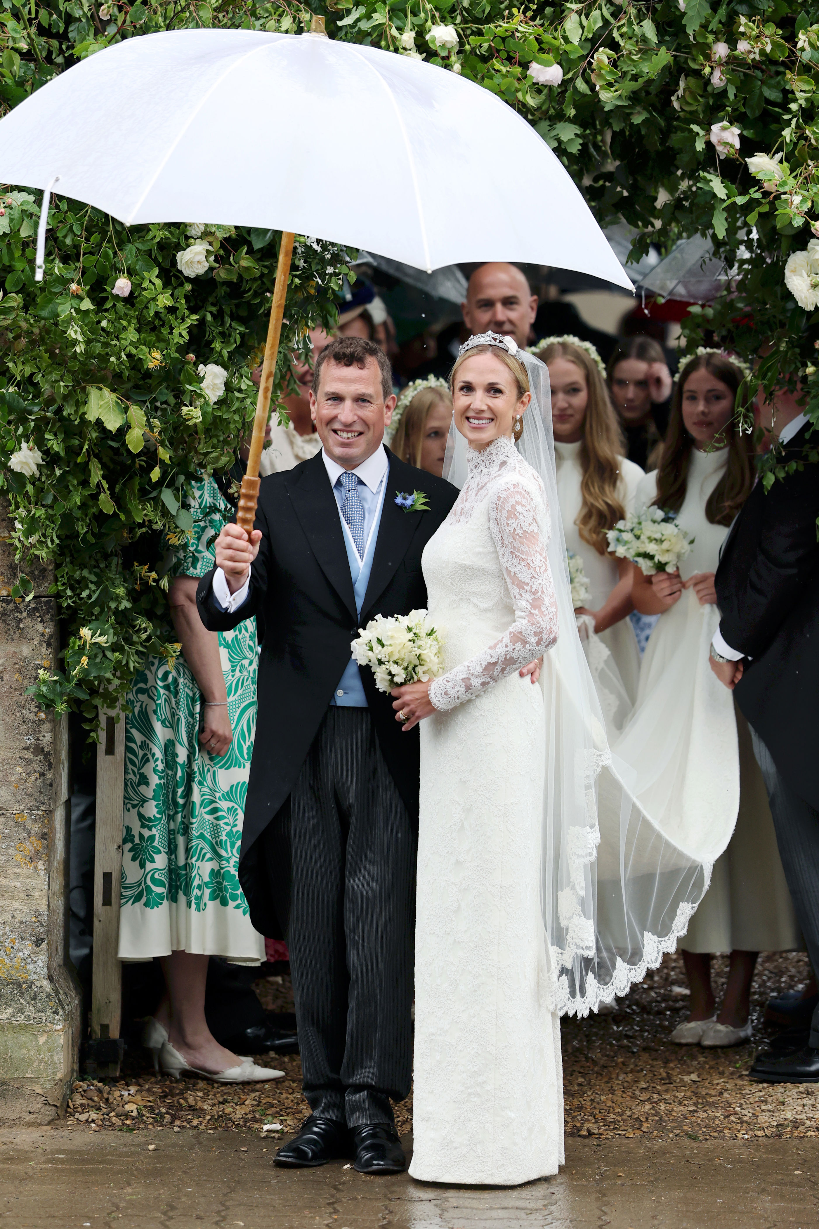 Queen Elizabeth’s grandson Peter Phillips marries fiancée Harriet ...