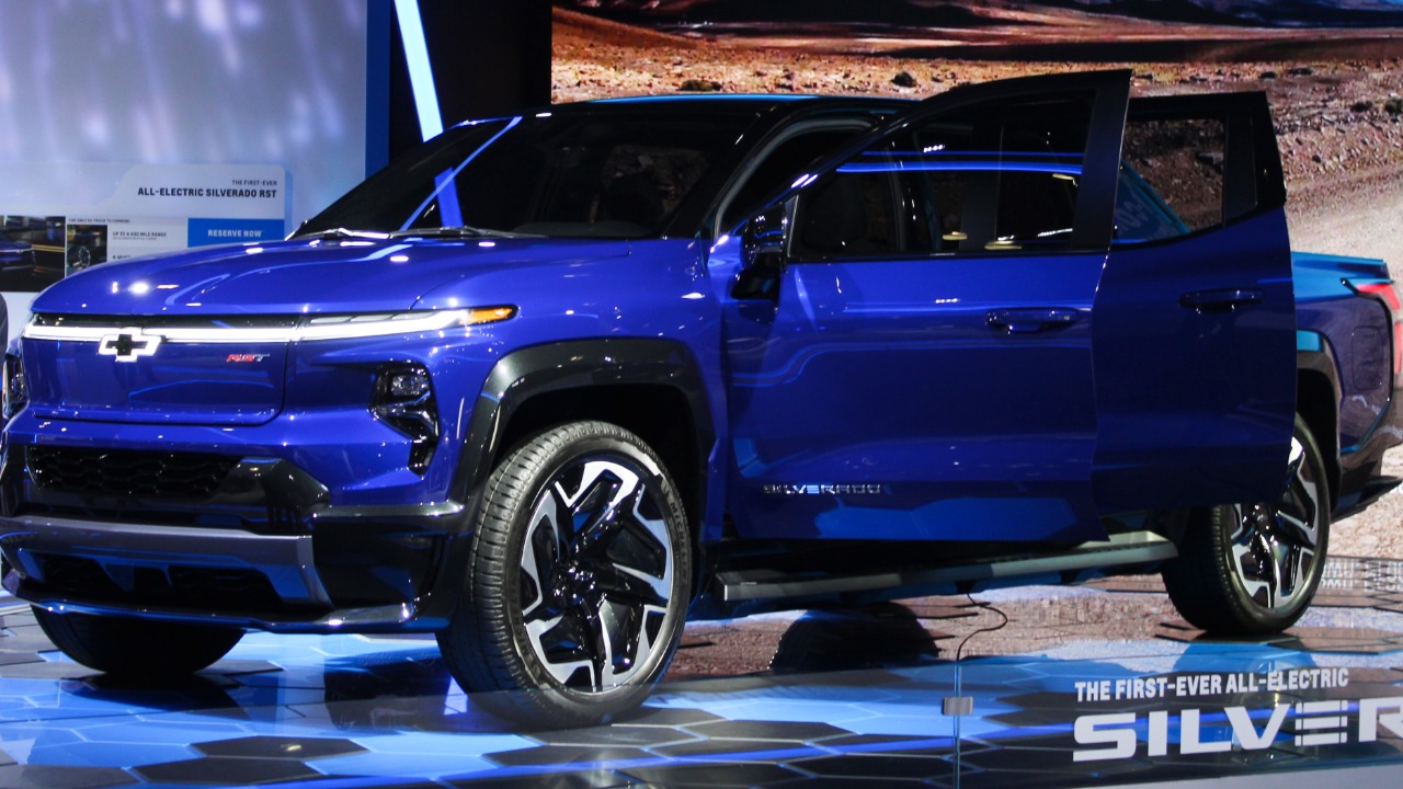 GM is recalling 1,191 Silverado EV and Sierra EV trucks over a ...