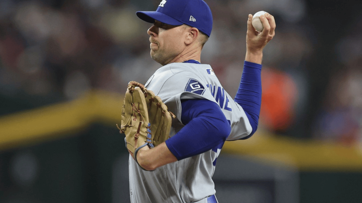 MLB: Pitcher de Dodgers causa polémica al rechazar la gorra del Pride Night