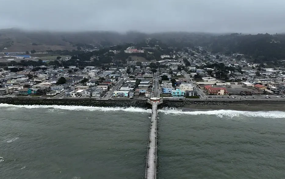 Massive crack forces abrupt closure of Pacifica pier