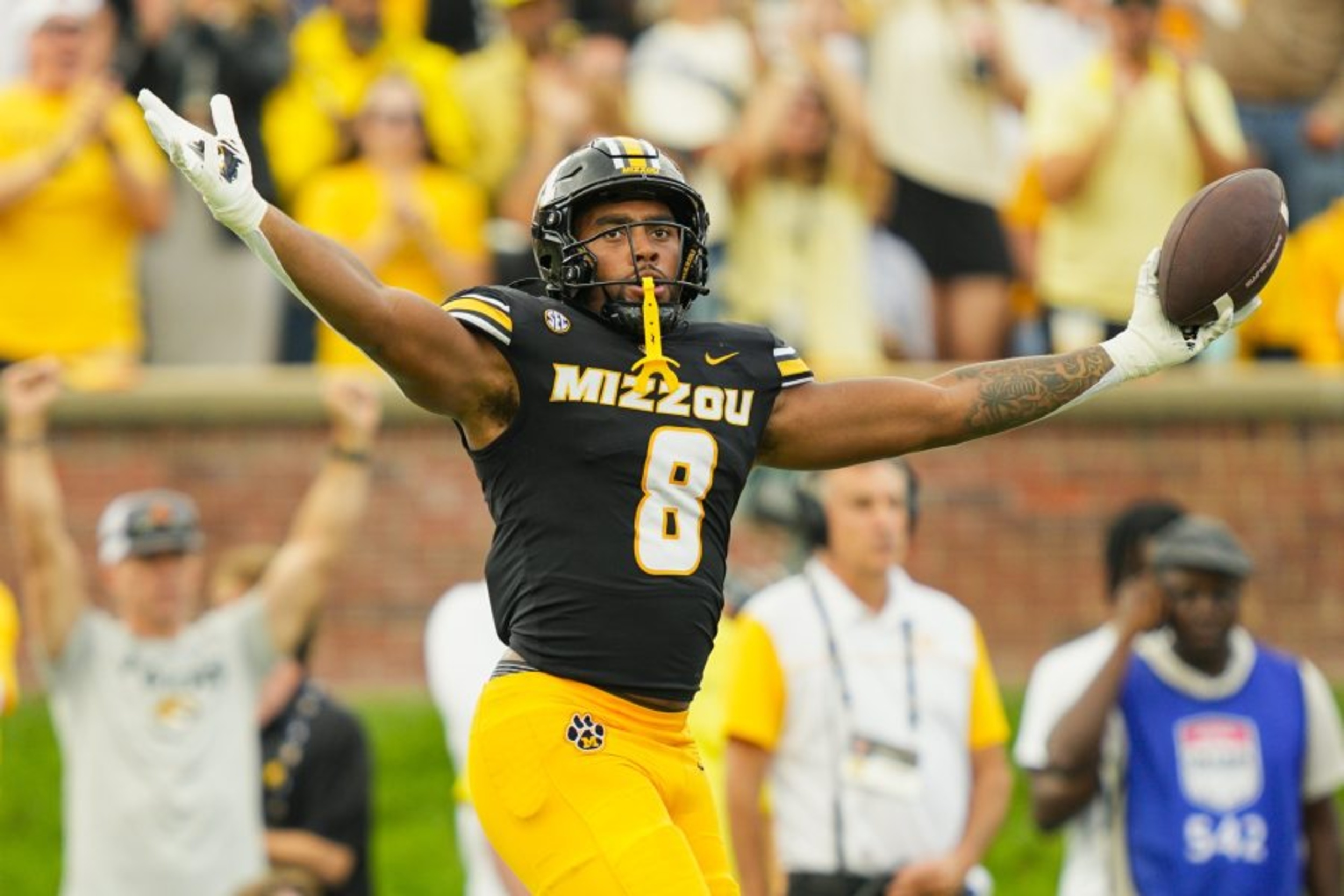 Chicago Bears linked to breakout pass rusher amid fan frustration