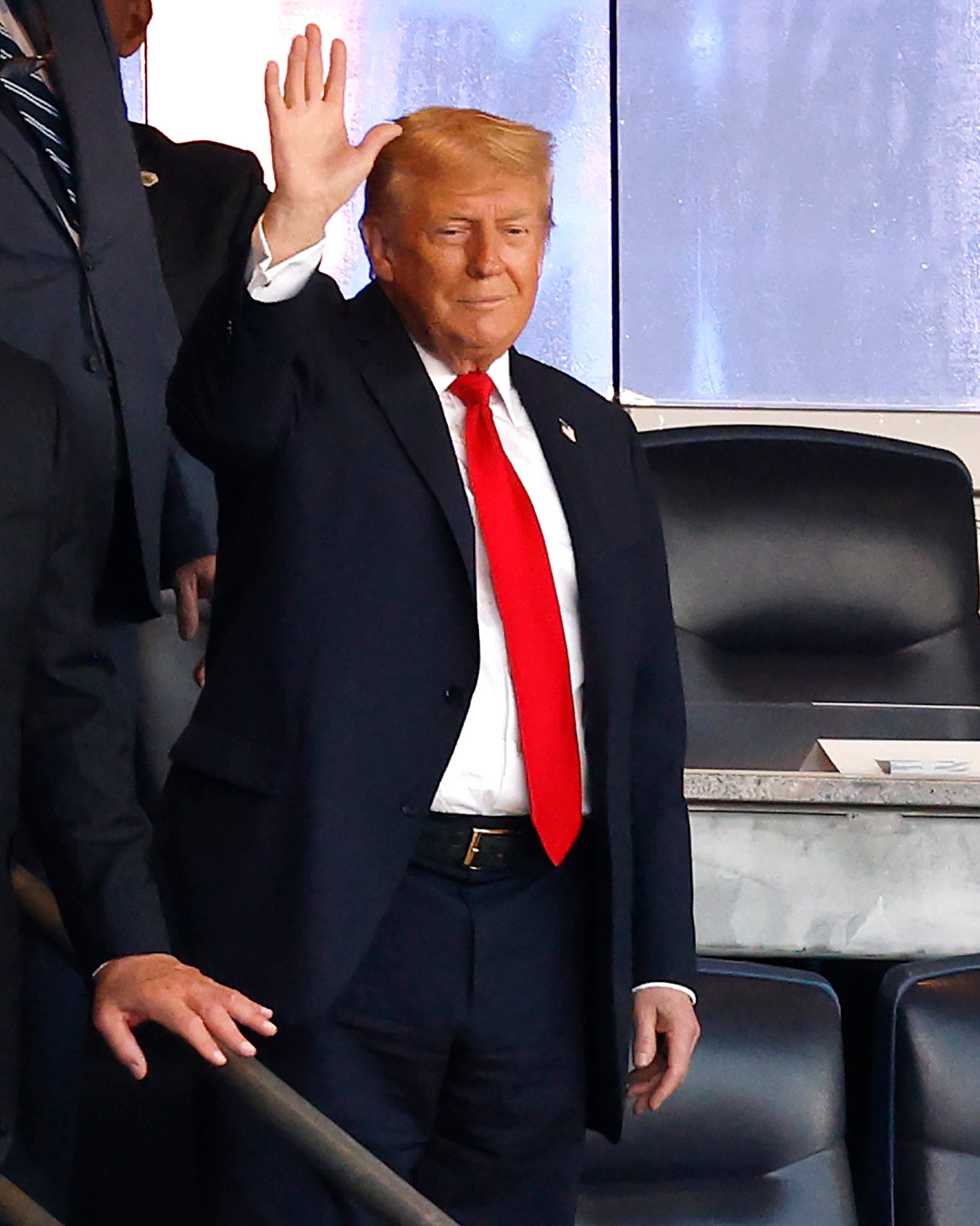 Donald Trump rompe el silencio y toma partido en conflicto salarial de ...