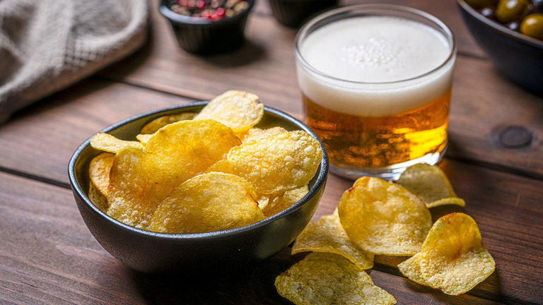 Drinking alcohol may influence cravings for certain foods in a ...