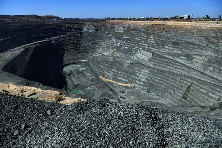 Africa's largest diamond producer courts UAE, Oman to acquire 138-year ...