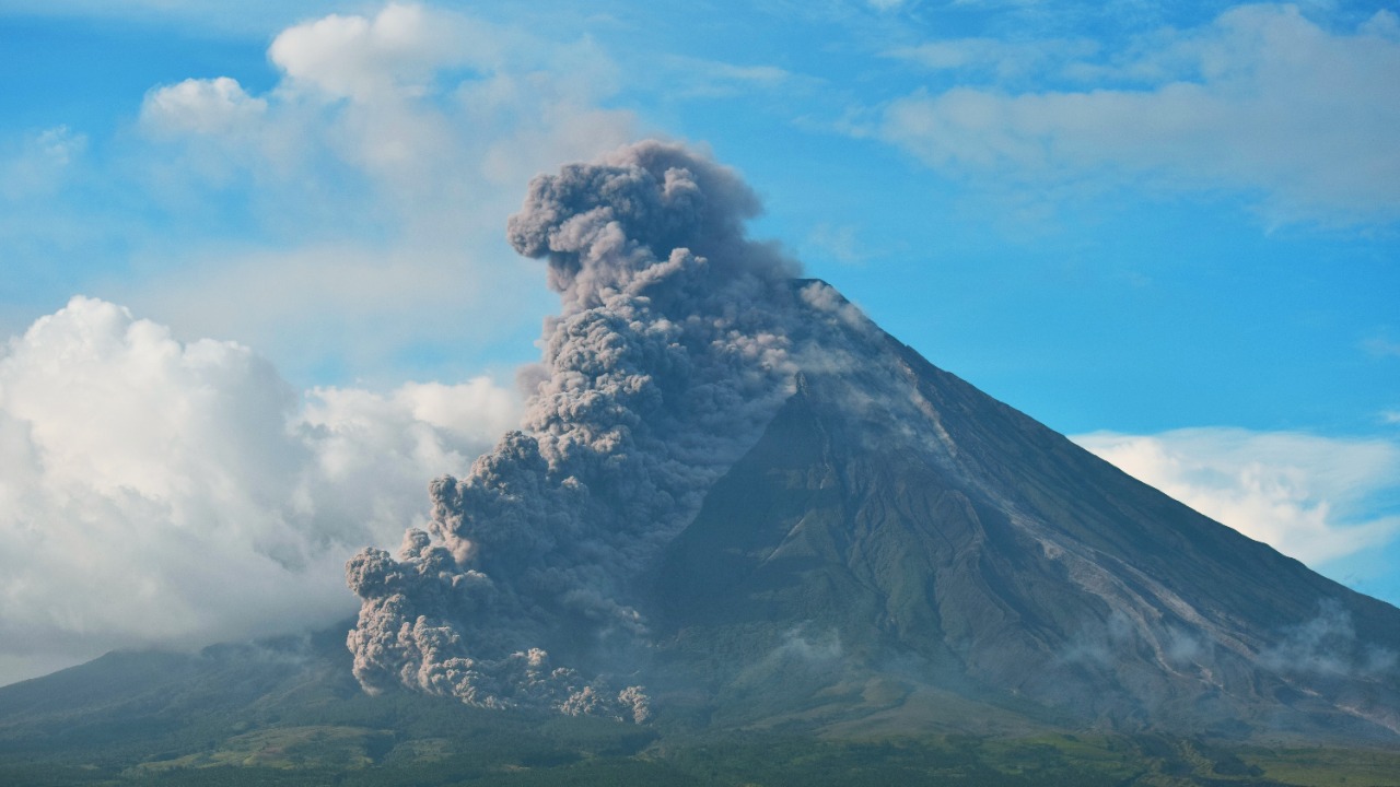 Mayon Volcano keeps erupting at alert level 3, with nearly 4,000 people ...