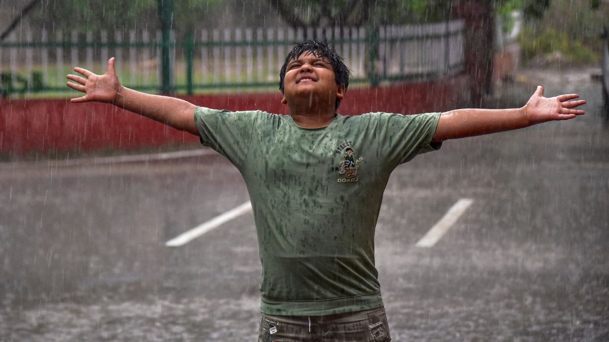 Monsoon rain to drench South India, heatwave to grip North on Sunday