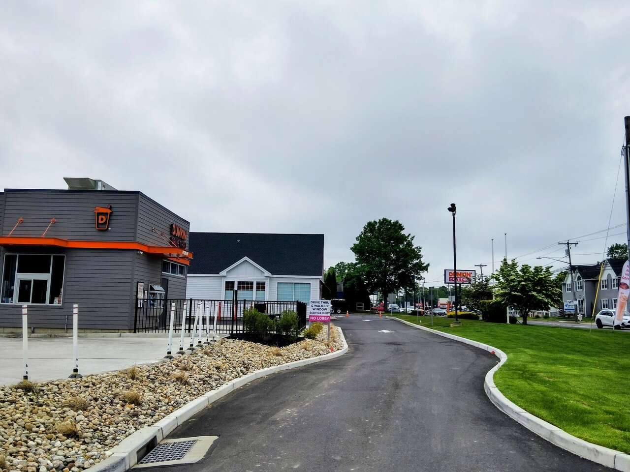 Some Connecticut Dunkin' drive-thrus now prompt customers for tips. 'I ...
