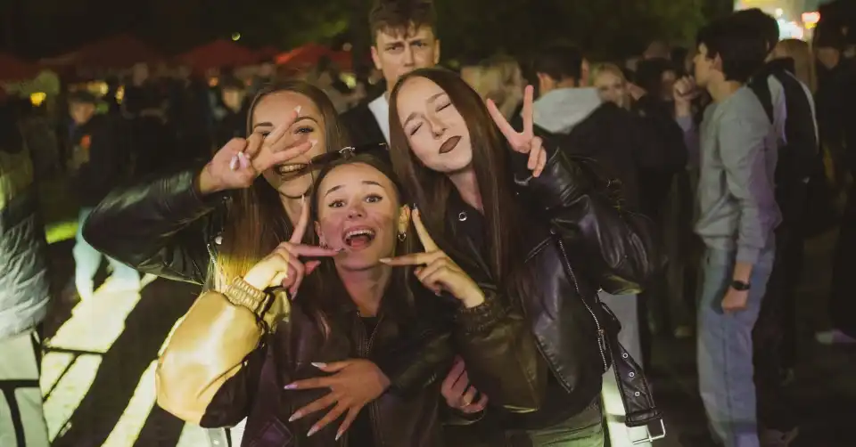 Szalona dyskoteka pod gwiazdami porwała tłumy. Tak rozpoczęły się Dni ...