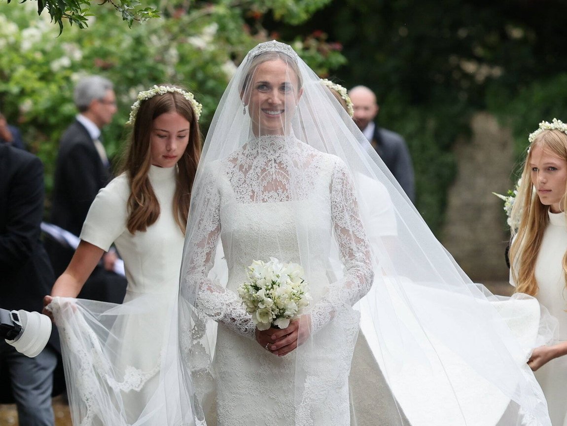 In front of Charles and Camilla: Peter Phillips marries Harriet Sperling