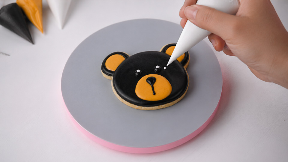 Adorable bear cookie design comes together