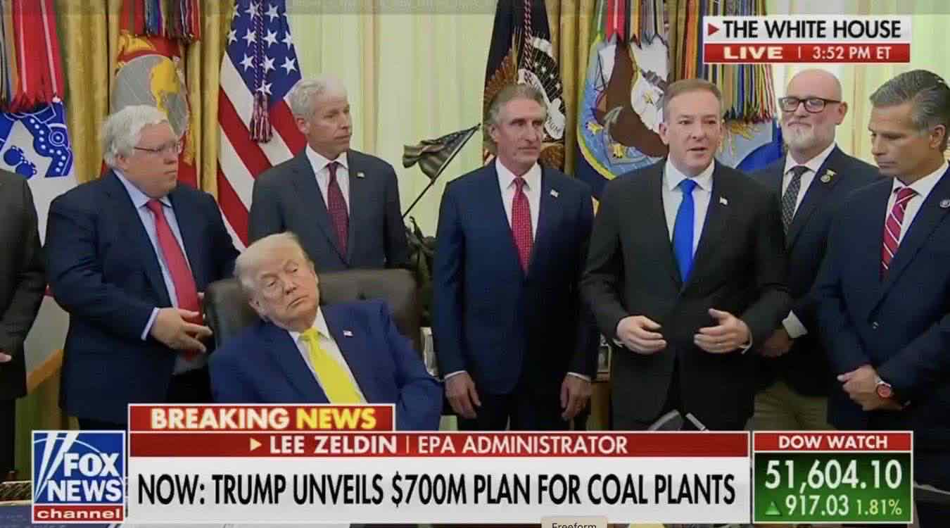 Trump si addormenta (di nuovo) nello Studio Ovale: il video del ...