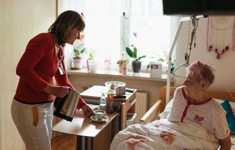Devenir aide-soignant : Quelles études pour ce métier qui recrute