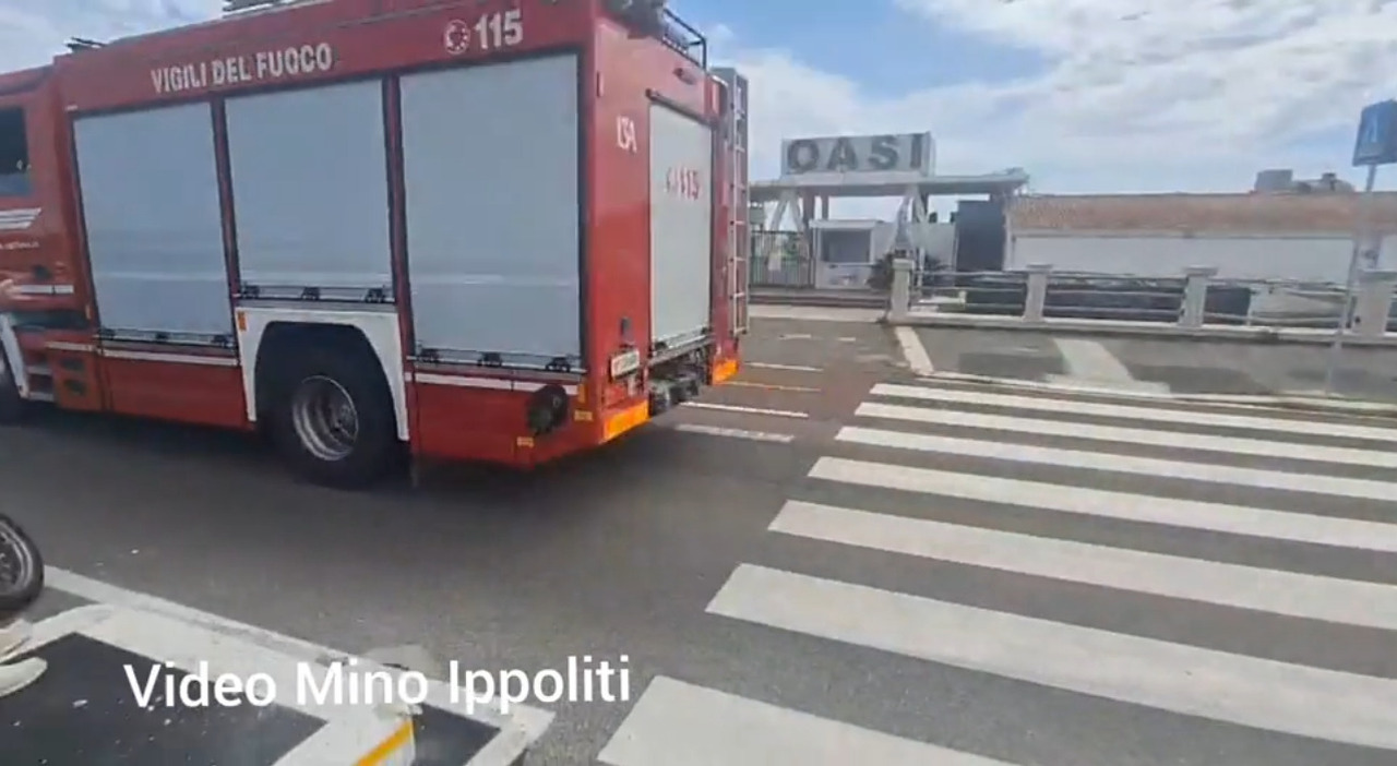 Incendio all'ex stabilimento Oasi di Ostia, fiamme nella struttura ...