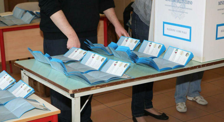 Ballottaggi Puglia 2026, affluenza ore 12 in calo nei sei comuni al voto