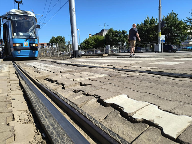 Pułapka na pieszych przy torowisku w centrum Wrocławia. Na solidną ...
