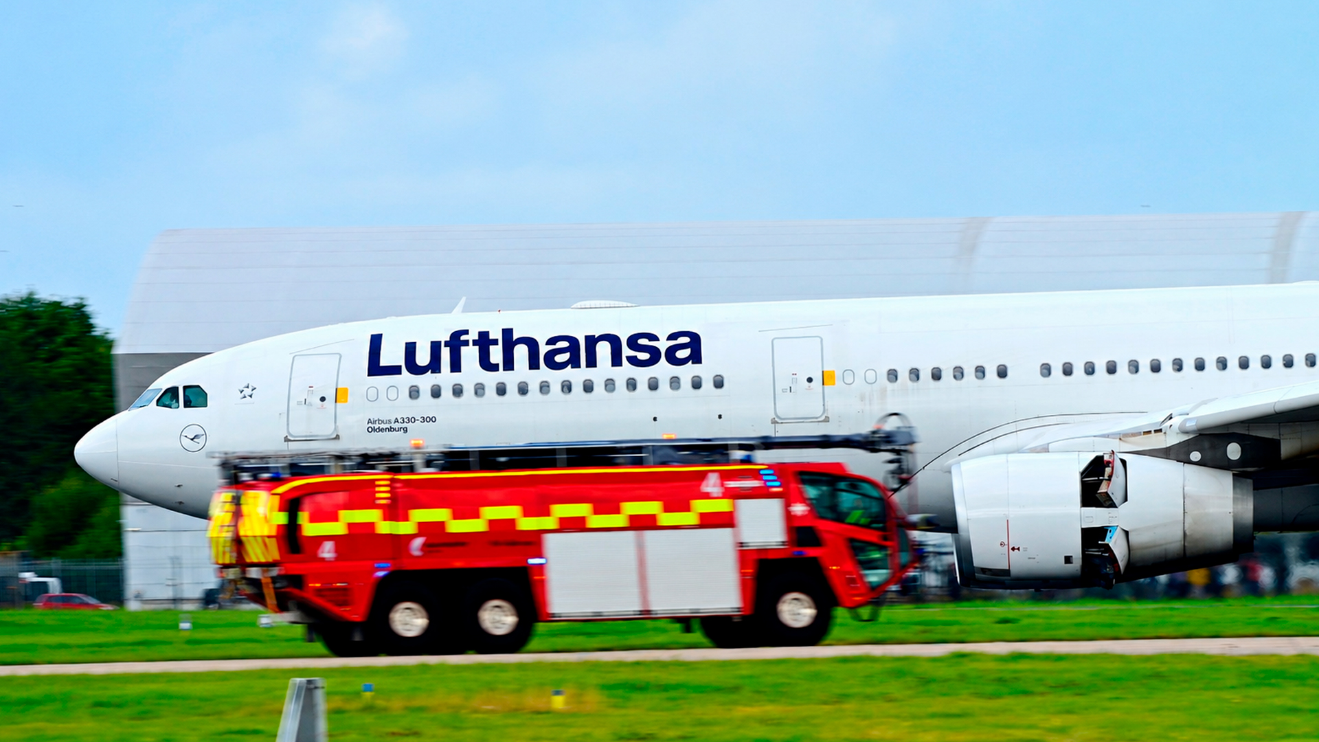 Airbus A330 emergency diversion caught on camera