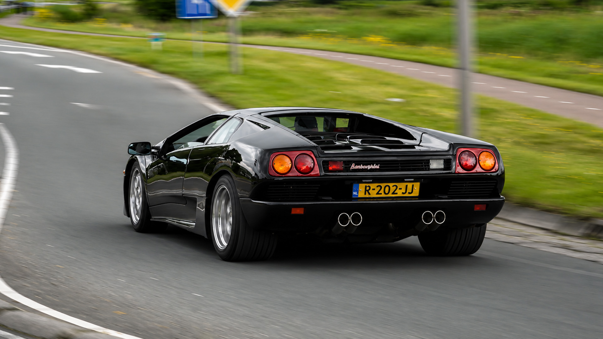 Lamborghini Diablo acelera forte em uma via pública