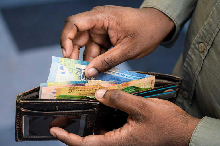 Motorist films SAPS taking bribe in video of intense confrontation
